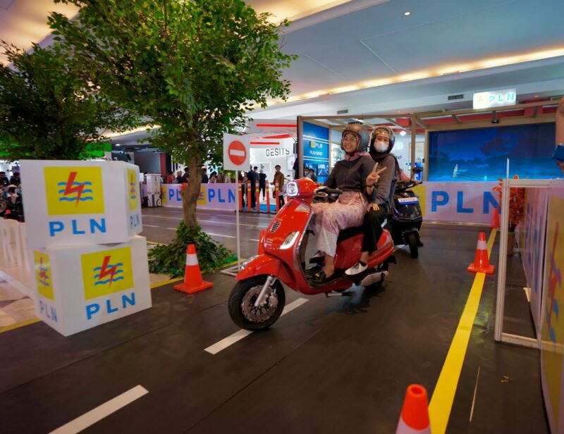 Hadir di PEVS 2023, PLN Ajak Masyarakat Pangkas Emisi Karbon Pakai ...