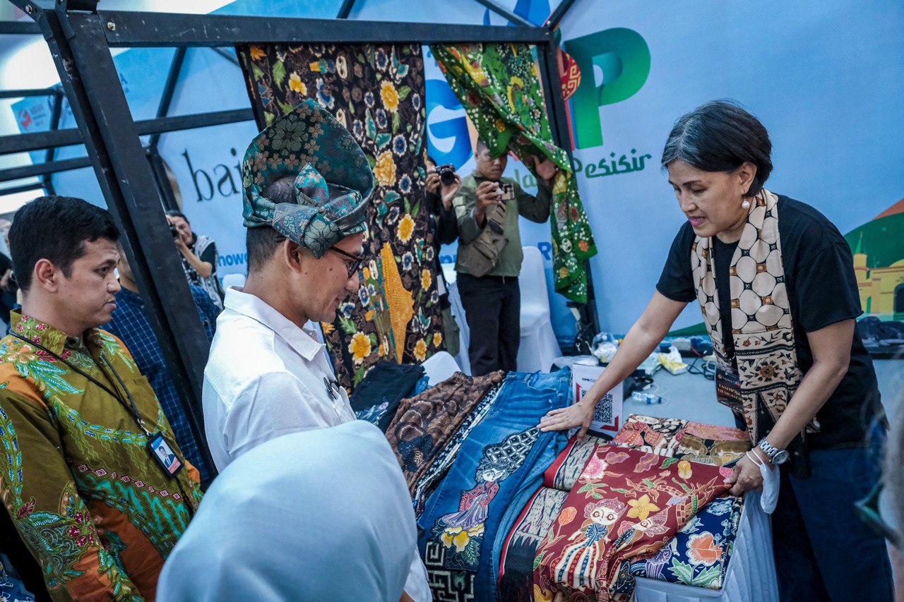 Menparekraf Beli Topi Khas Adat Melayu 'Tanjak' - sinarharapan.net