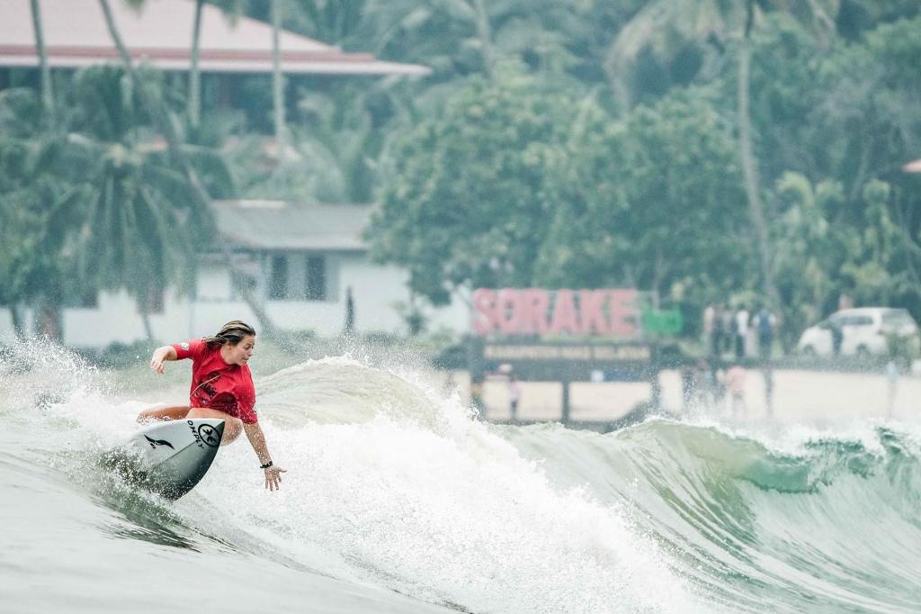 Ombak Besar di Pantai Sorake Jadi Daya Tarik 192 Peserta Kejuaran WSL ...