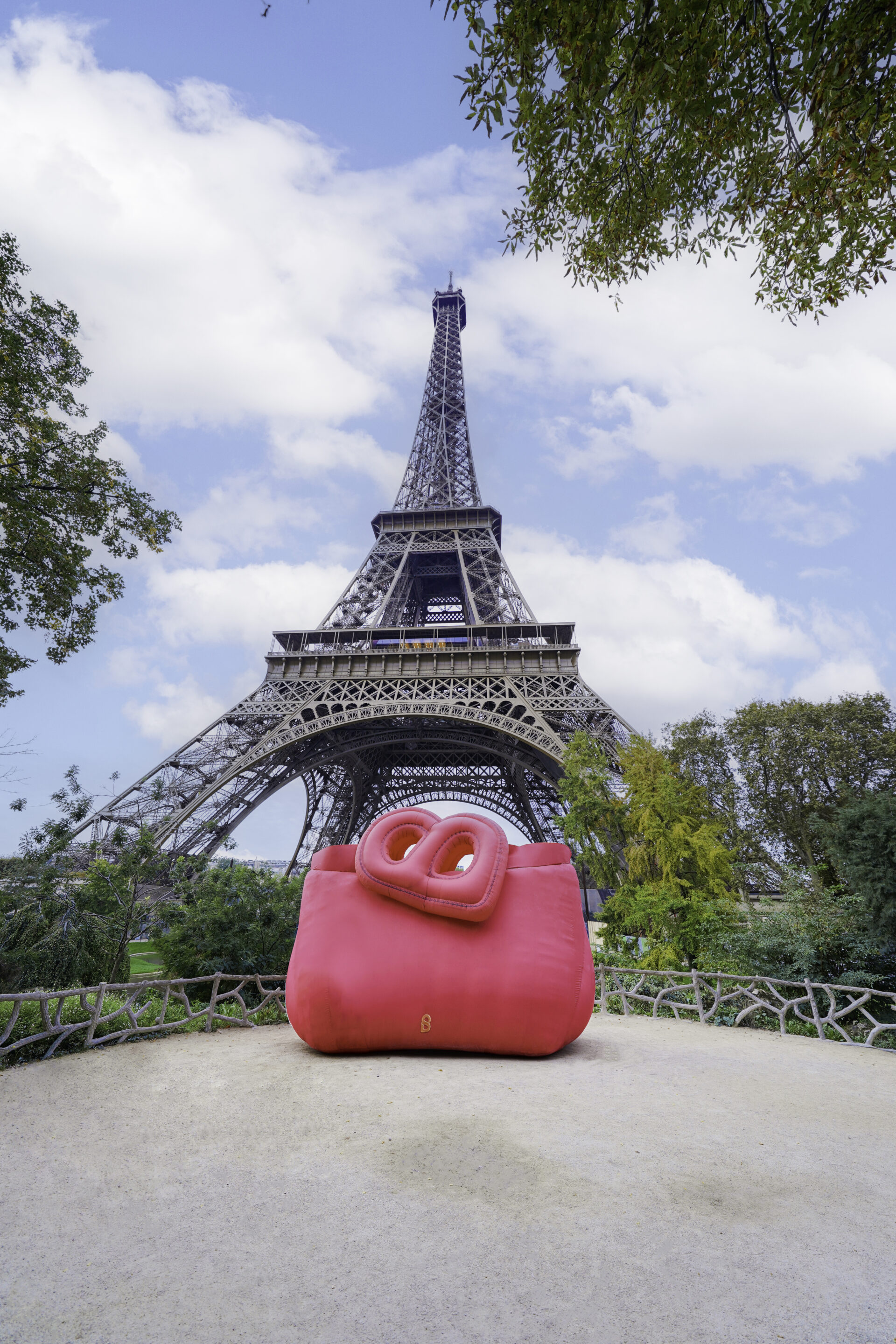 Pertama di Dunia, Buttonscarves Pasang Instalasi Tas di Menara Eiffel ...