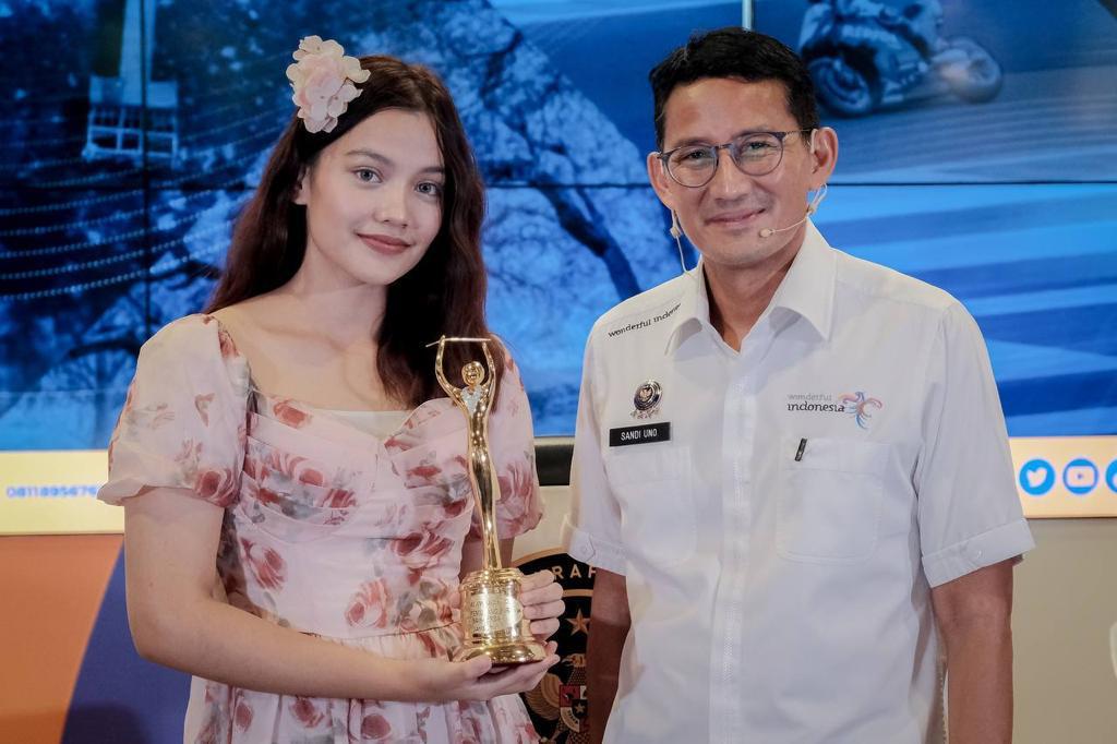 Menparekraf Apresiasi Sony Music Cetak Penyanyi Berprestasi di AMI Awards 2023 - sinarharapan.net
