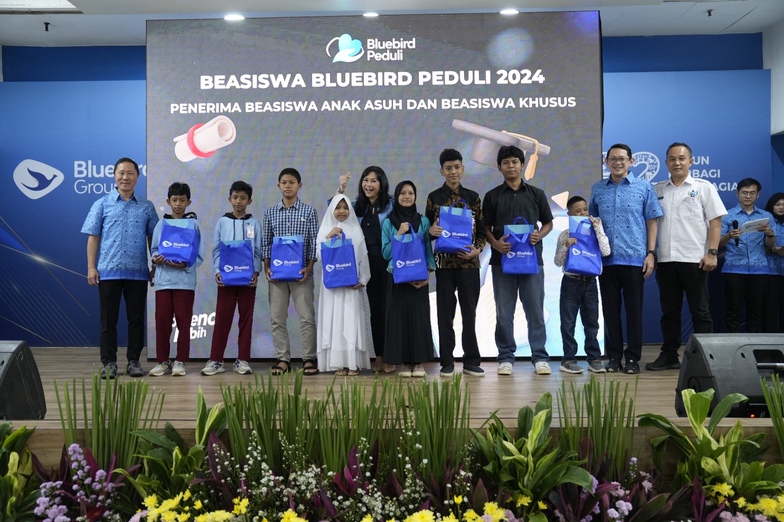 Bluebird Salurkan 64.000 Beasiswa untuk Anak Pengemudi dan Karyawan ...